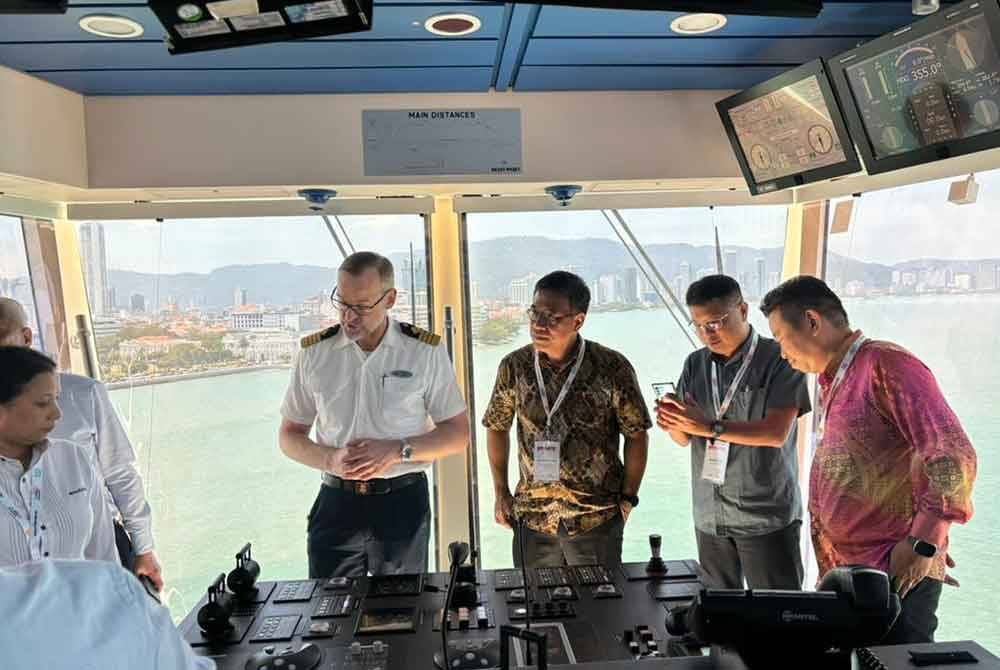 Dua kapal persiaran berlabuh di Pulau Pinang