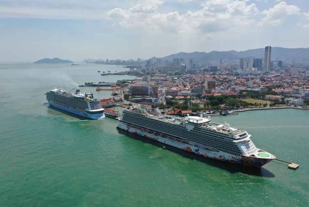 Dua kapal persiaran berlabuh di Pulau Pinang