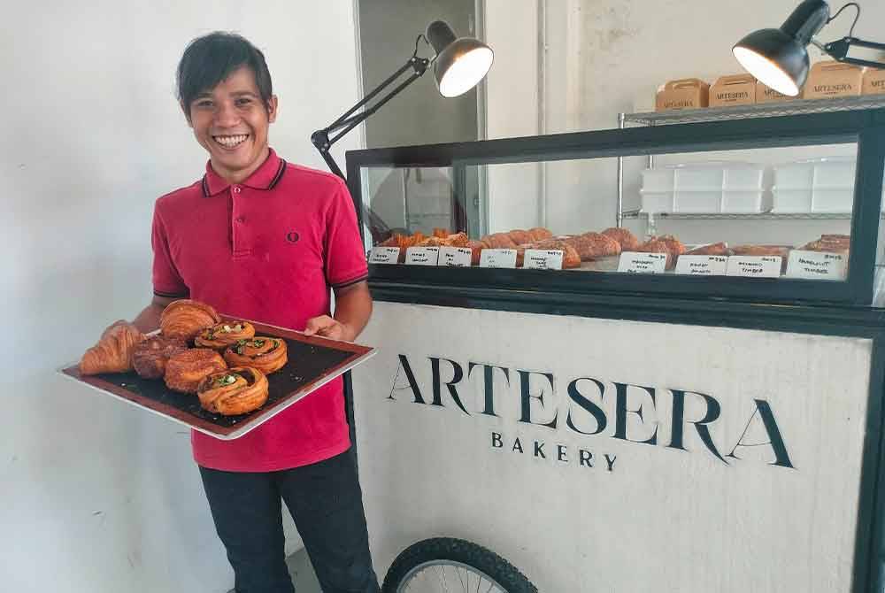 Dulu niaga guna basikal roda tiga, kini ada kedai pastri