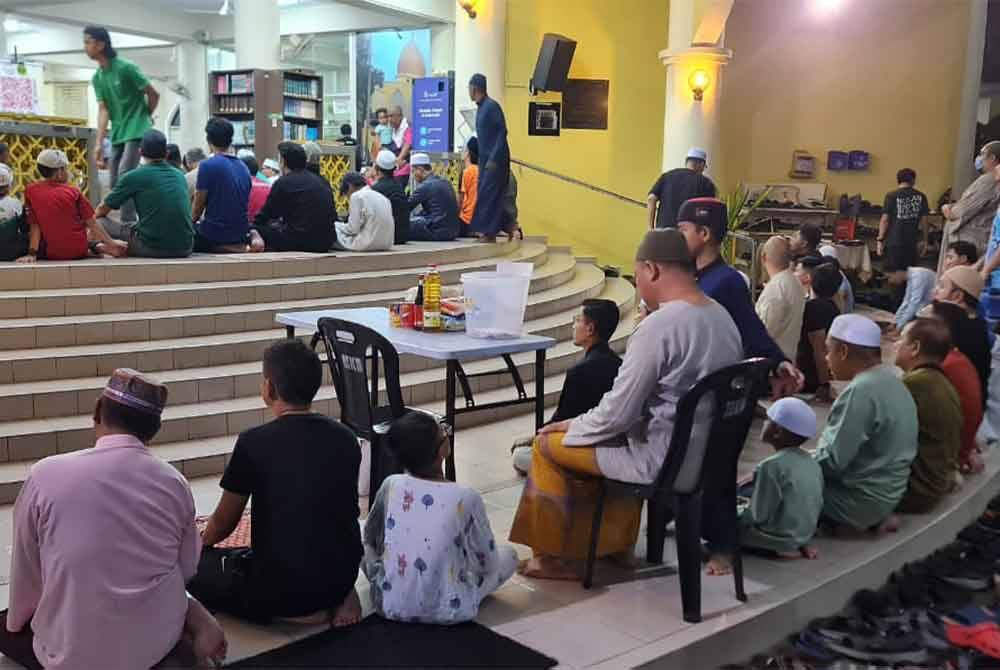 2 000 Jemaah Solat Tarawih Di Masjid Kota Damansara