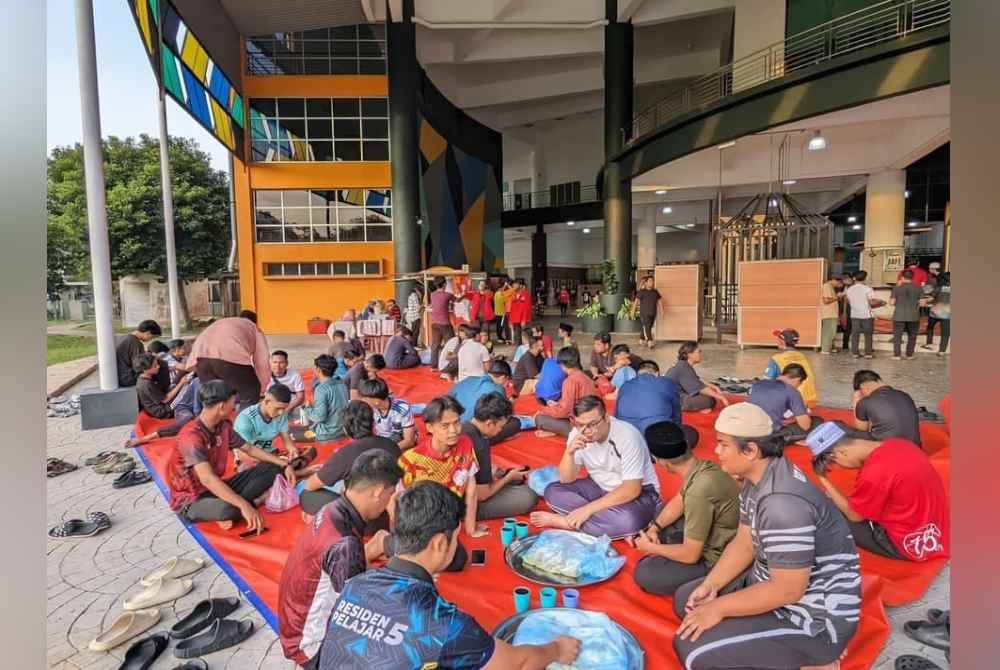 UMPSA kekal tradisi berbuka puasa makan dalam talam UMPSA kekal tradisi berbuka puasa makan dalam talam