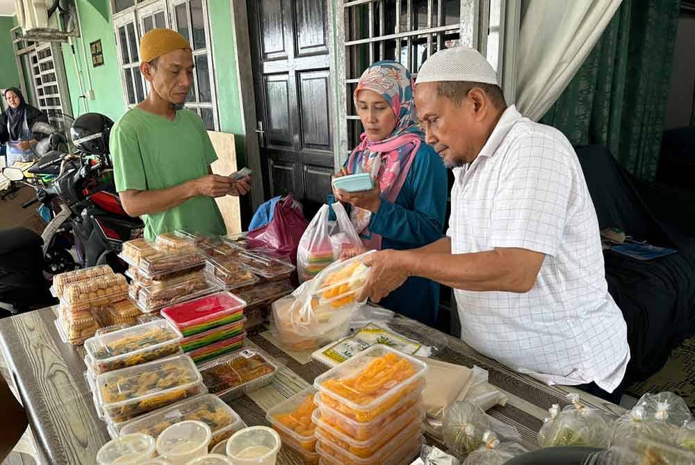Jala mas, bunga tanjung, tahi itik pilihan semasa Ramadan