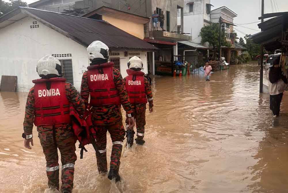 Banjir kilat landa dua kampung di Shah Alam Banjir kilat landa dua kampung di Shah Alam