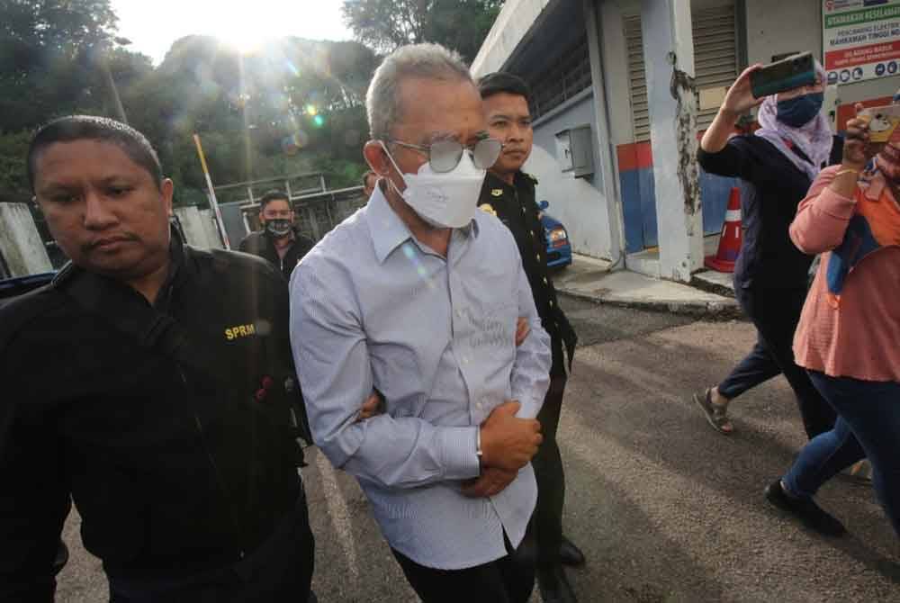 Bekas Datuk Bandar Johor Bahru didakwa terima rasuah RM1.55 juta