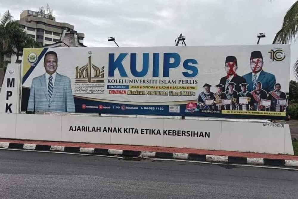 Papan iklan gambar Mufti Perlis, Rektor KUIPs diconteng