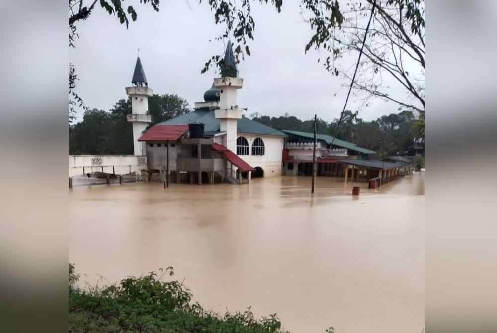 Beberapa kawasan rendah di Kuala Krai mula dinaiki air