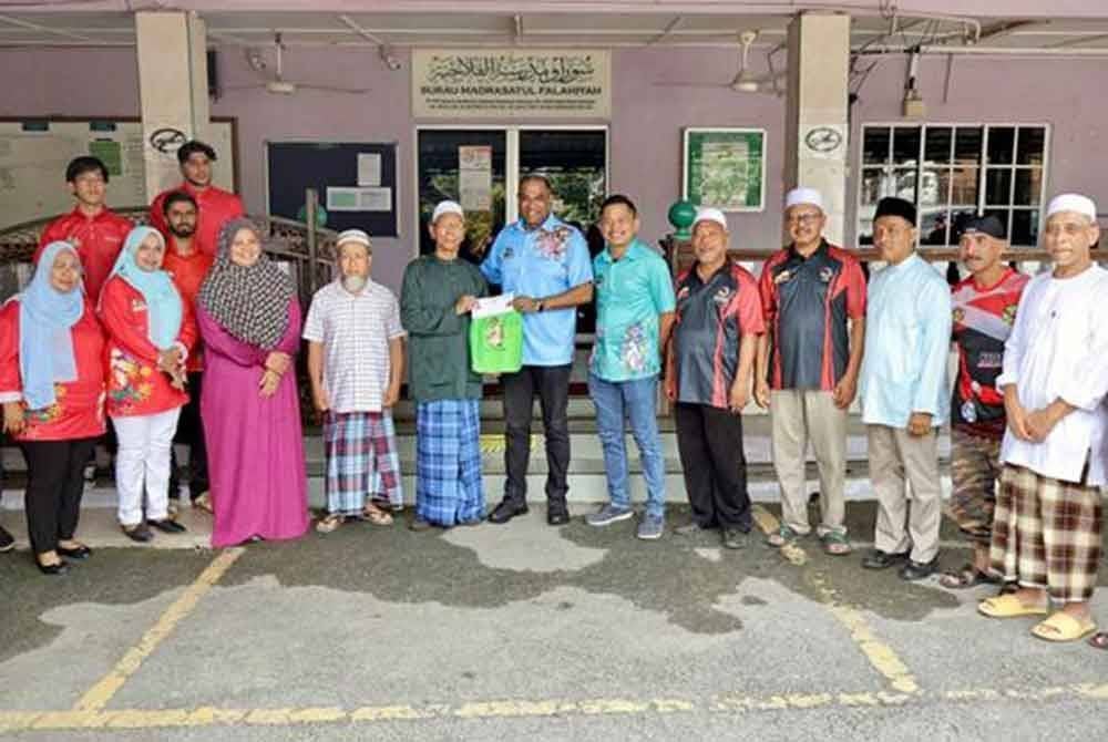Ramanan serah elaun, gaji kepada enam surau sekitar Sungai Buloh