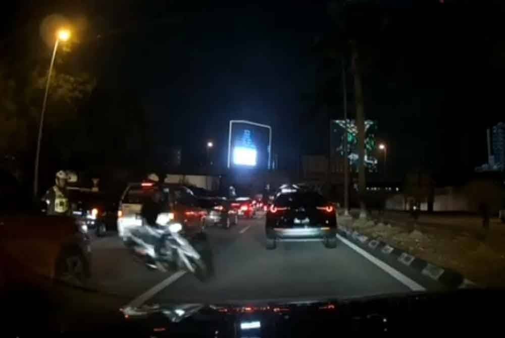 Remaja lari sekatan jalan raya cedera dirempuh pacuan empat roda