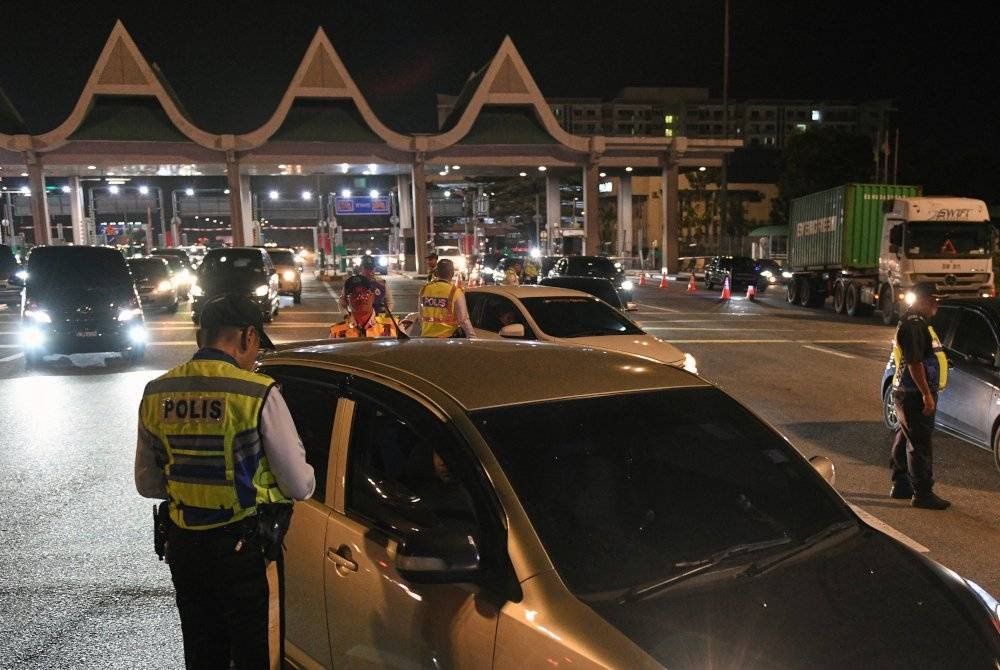 Pemandu kontena khayal tetap memandu lori dengan tayar pecah
