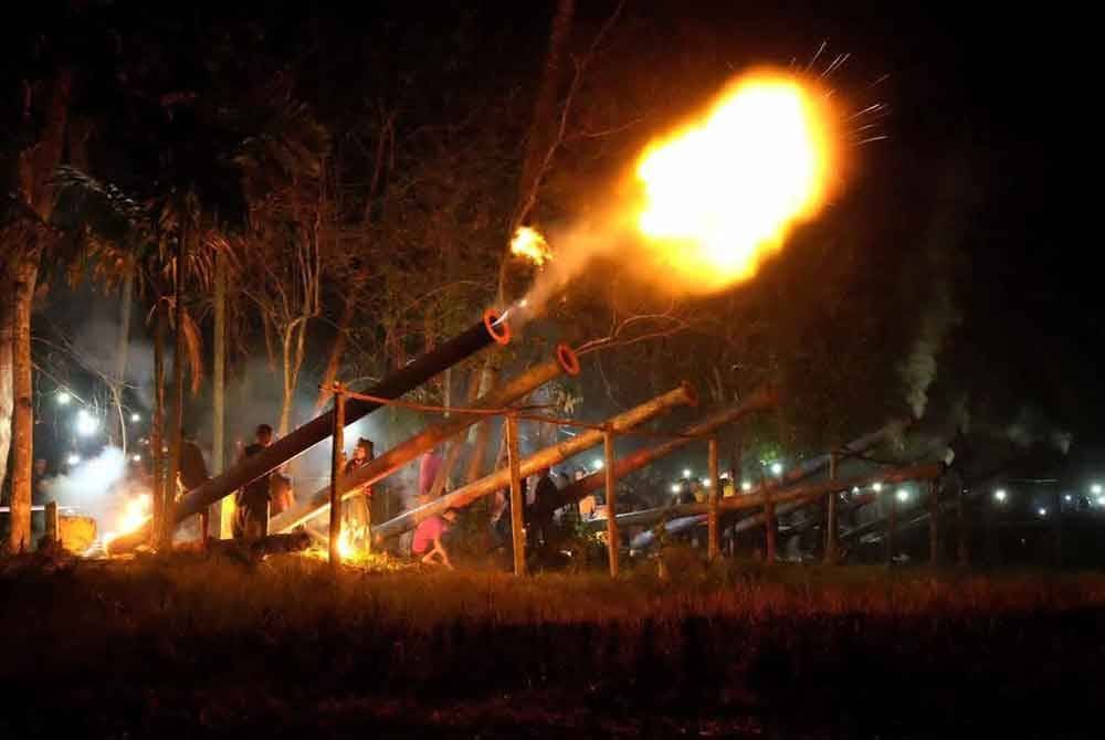 Dentuman Meriam Talang tradisi gegarkan malam raya