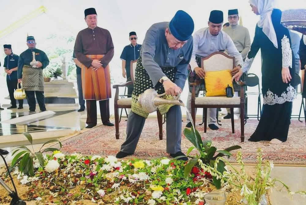 Sultan Selangor, Tengku Permaisuri berkenan ziarah pusara Tun Abdullah