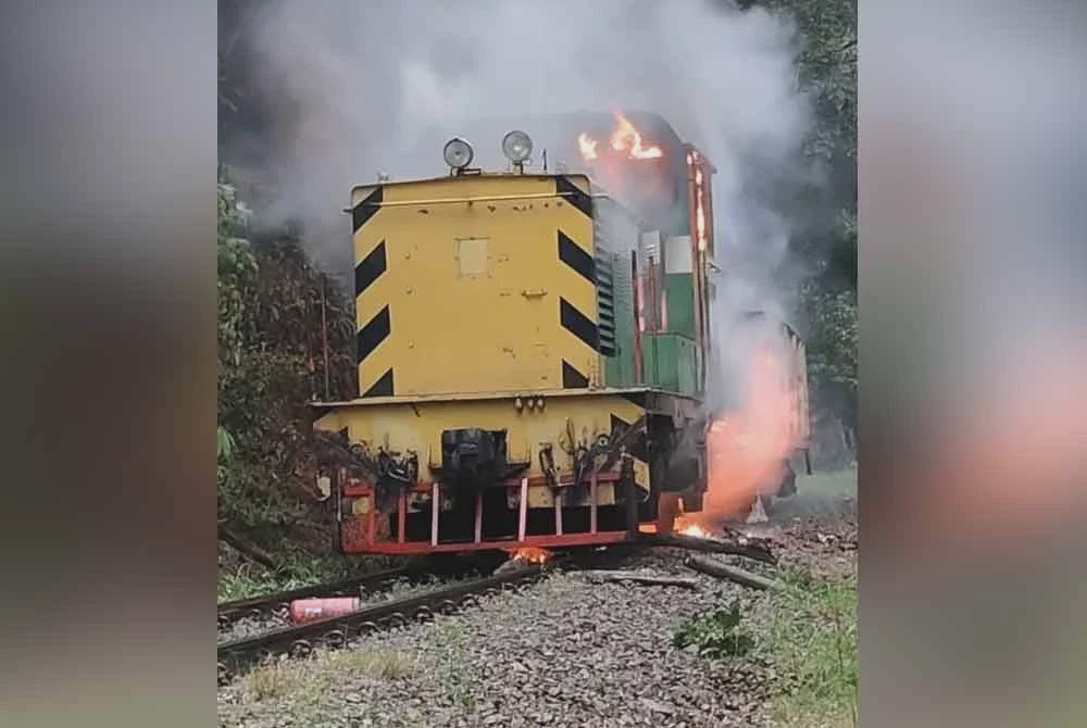 Kereta api bawa batu kelikir terbakar, pemandu selamat