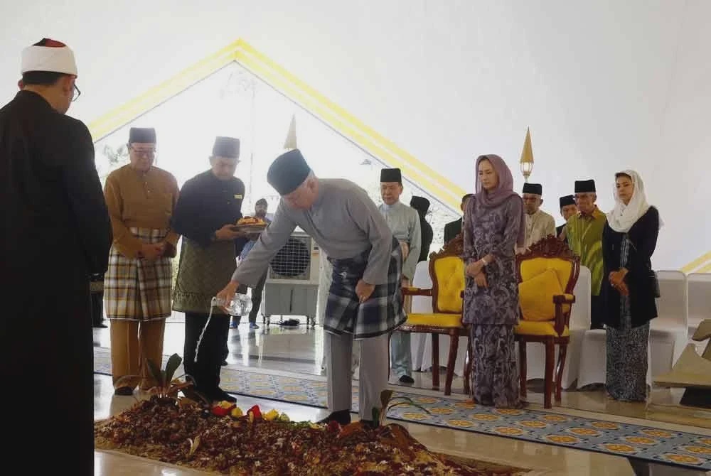 Sultan Perak berkenan ziarah pusara Tun Abdullah di Makam Pahlawan