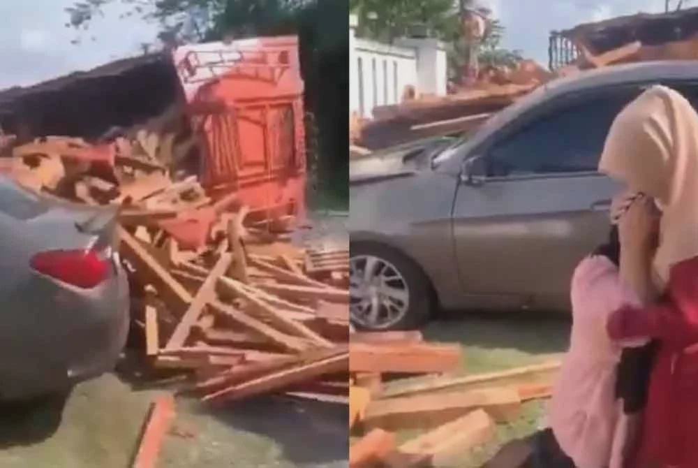 Lori muatan kayu terbalik hempap kereta