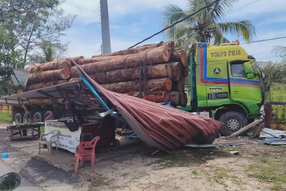 Pemandu pitam, lori balak terbabas rempuh kereta, pagar sekolah