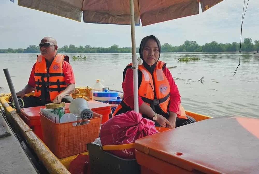 Suami isteri berniaga dalam perahu, jual makanan buat kaki pancing