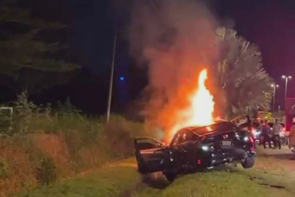 Empat cedera nahas dua kereta