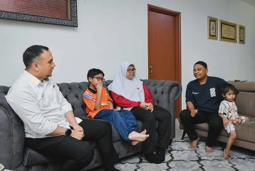 PM hulur sumbangan kepada tiga anak bekas wartawan Utusan Melayu yang kini yatim piatu