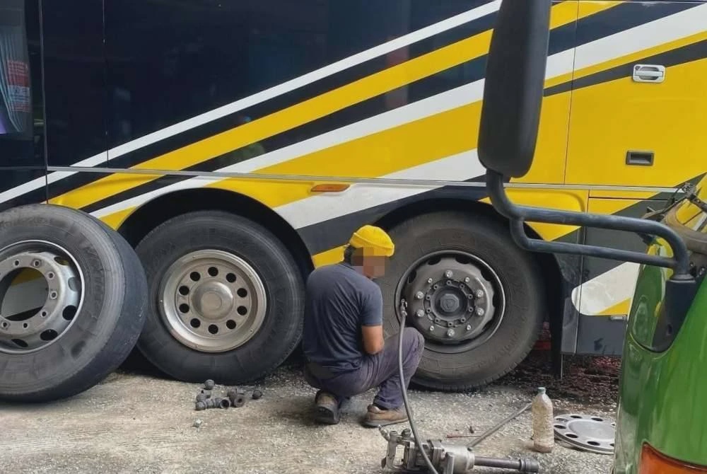 Bas ekspres guna tayar 'botak' diarah tukar tayar serta merta