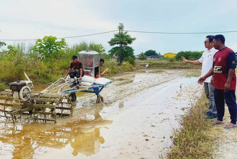 Petani muda cipta alat tabur benih padi, baja pertama di Kelantan