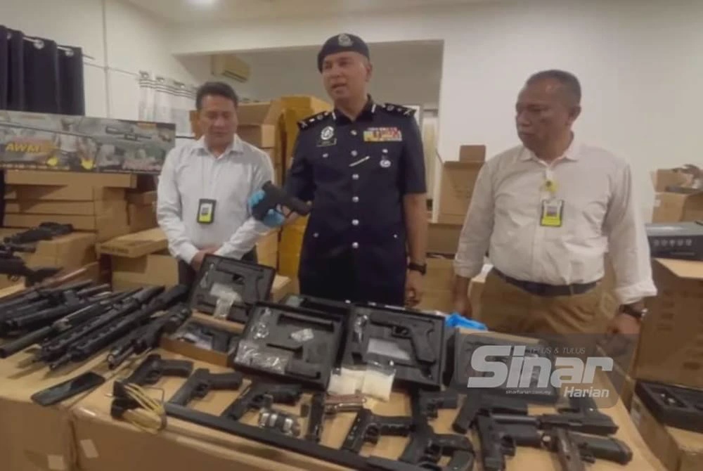 Ratusan senjata api tiruan dirampas di Segambut
