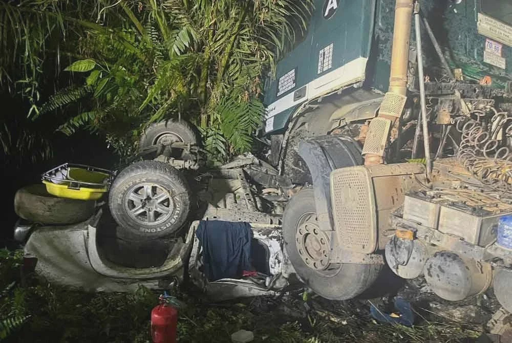 Pacuan empat roda hilang kawalan punca tiga maut tersepit