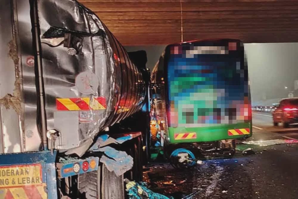 Dua maut, 16 cedera nahas bas bawa 46 penumpang dengan dua lori