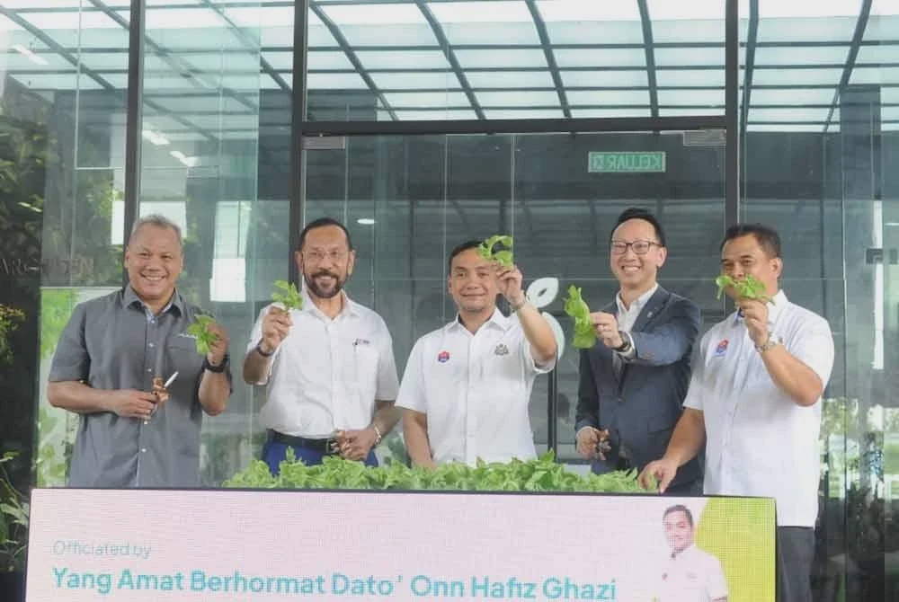 Ladang pertanian menegak terbesar di Malaysia dibuka di Johor