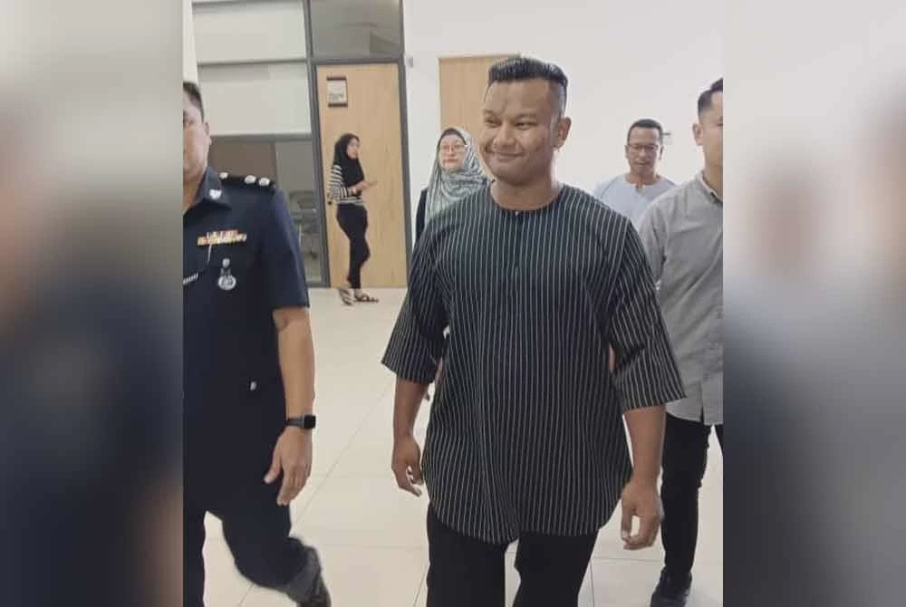 CEO Batu didakwa amang seksual tunjuk gambar aib