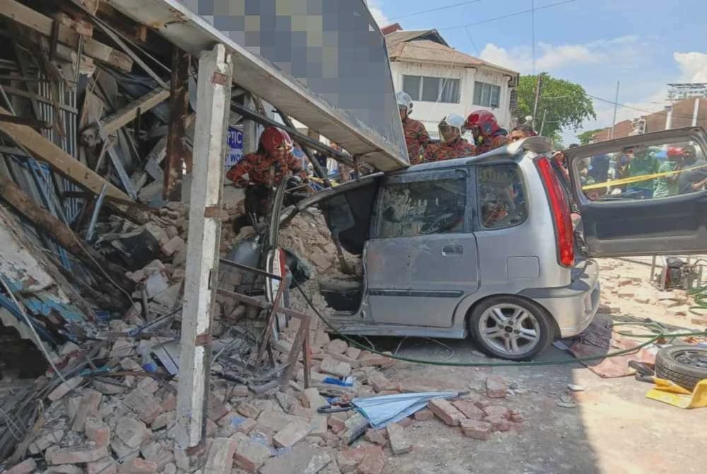 Kereta dipandu warga emas rempuh bangunan sedang diubah suai