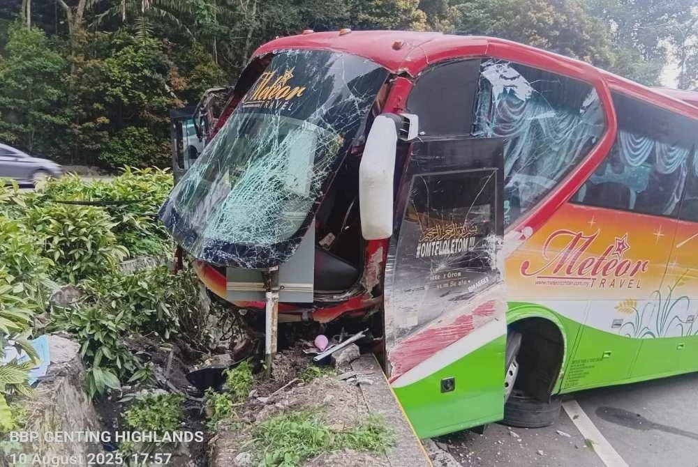 20 pelancong selamat, bas persiaran terbabas rempuh tembok