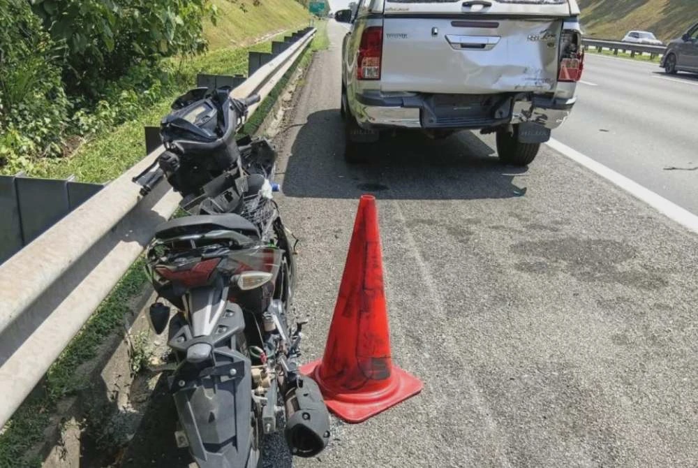 Anggota tentera maut, motosikal rempuh pikap polis rosak