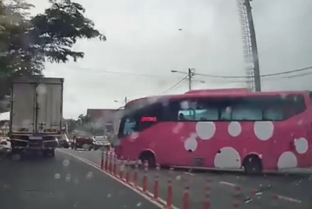 Bas merah jambu tular lagi, JPJ Melaka buka siasatan