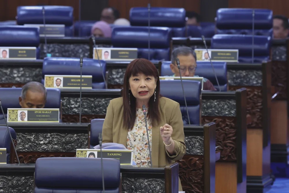Hui Ying kini bersama Timbalan Menteri Wanita, Keluarga dan Masyarakat