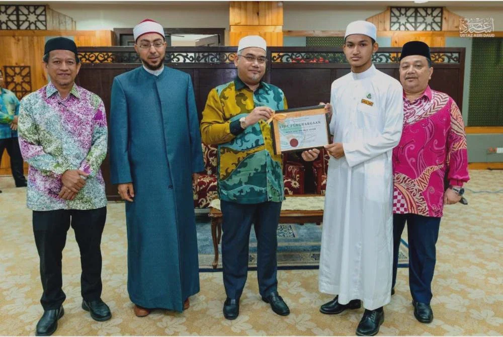 Pelajar hafaz 30 juzuk al-Quran dalam 18 jam terima Ijazah Sanad Aliah ...