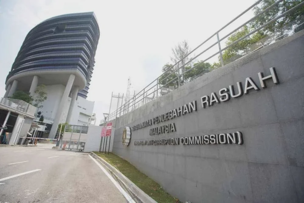 Bekas setiausaha politik bekas KM Melaka, isteri ditahan kes rasuah RM3 ...