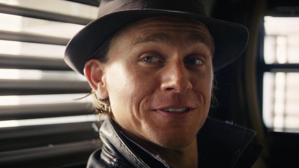 Charlie Hunnam Is Unrecognizable As Ed Gein In Ryan Murphy's Monster ...