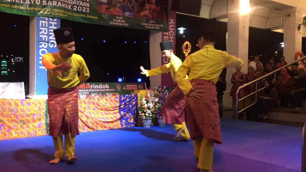 ‘Bergendang’, ‘bermukun’ performance a crowd-puller despite rain