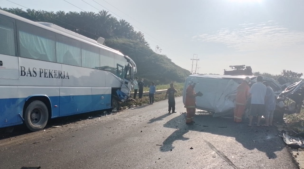 Van driver killed in collision with workers’ bus at Bintulu-Samalaju ...