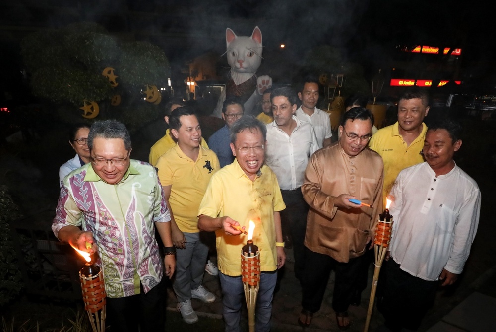Dr Sim: Padungan’s White Cat statue in Hari Raya outfit symbolises ...