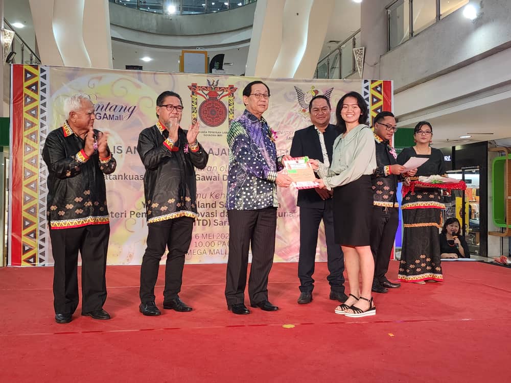 SPM, STPM top-scoring Dayak students in Miri receive education incentives