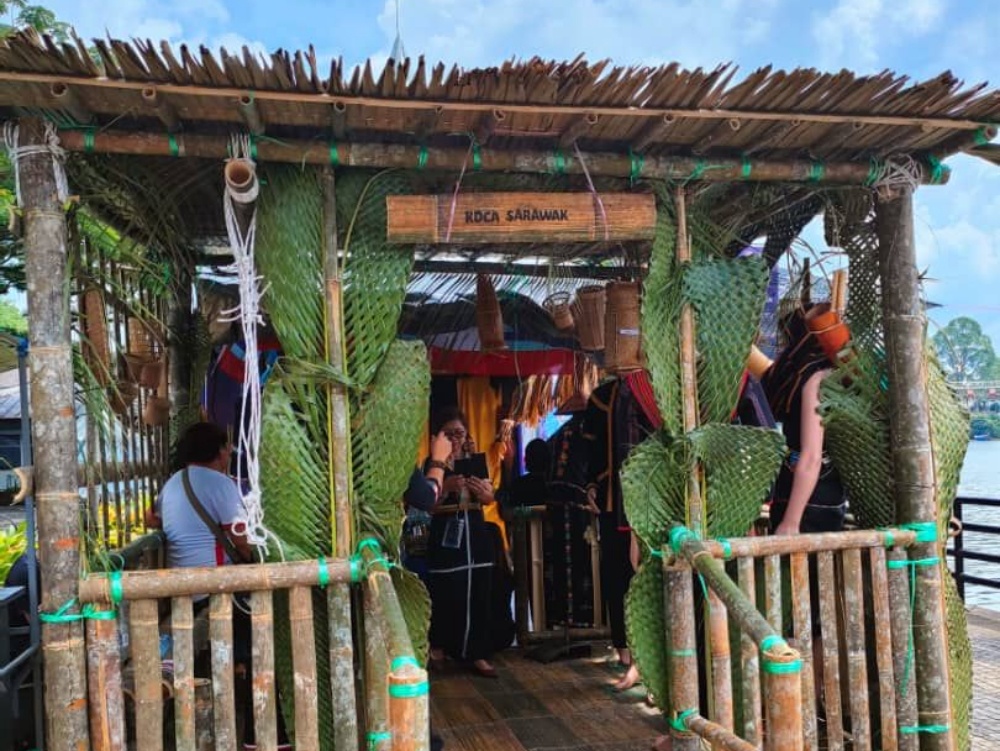 KDCA Sarawak builds Sabah’s traditional house in spirit of unity