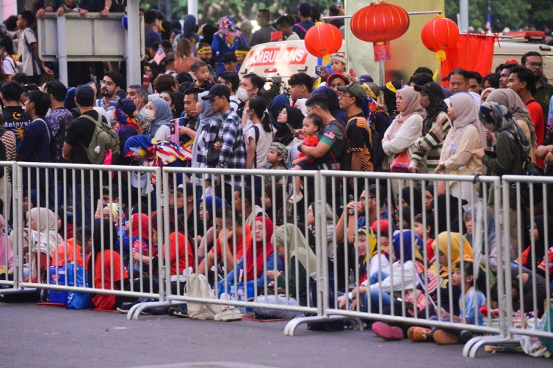 Thousands throng Putrajaya on Merdeka Day in display of national pride
