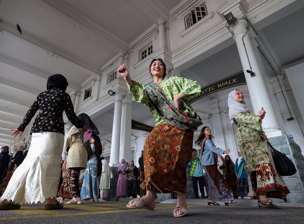 ‘Keretapi Sarong 2023’ adds colours to Malaysia Day celebrations