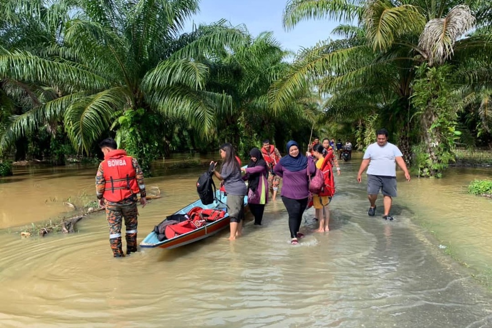 Bomba rescues six trapped in flood in SK Ulu Nyalau