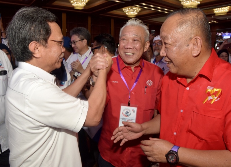 Bung’s presence at Warisan AGM fuels rumours of Sabah Umno tie-up Bung’s presence at Warisan AGM fuels rumours of Sabah Umno tie-up