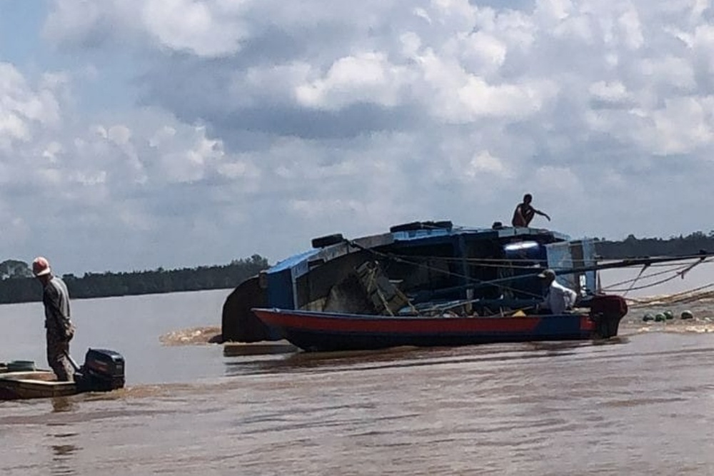 Four safe after fishing boat capsizes near Btg Paloh bridge ...
