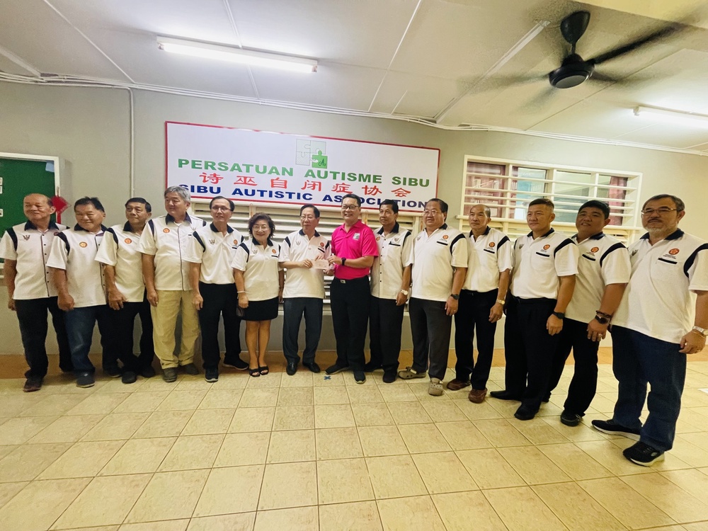 Chinese community leaders assoc donates RM2,000 to Sibu Autistic ...