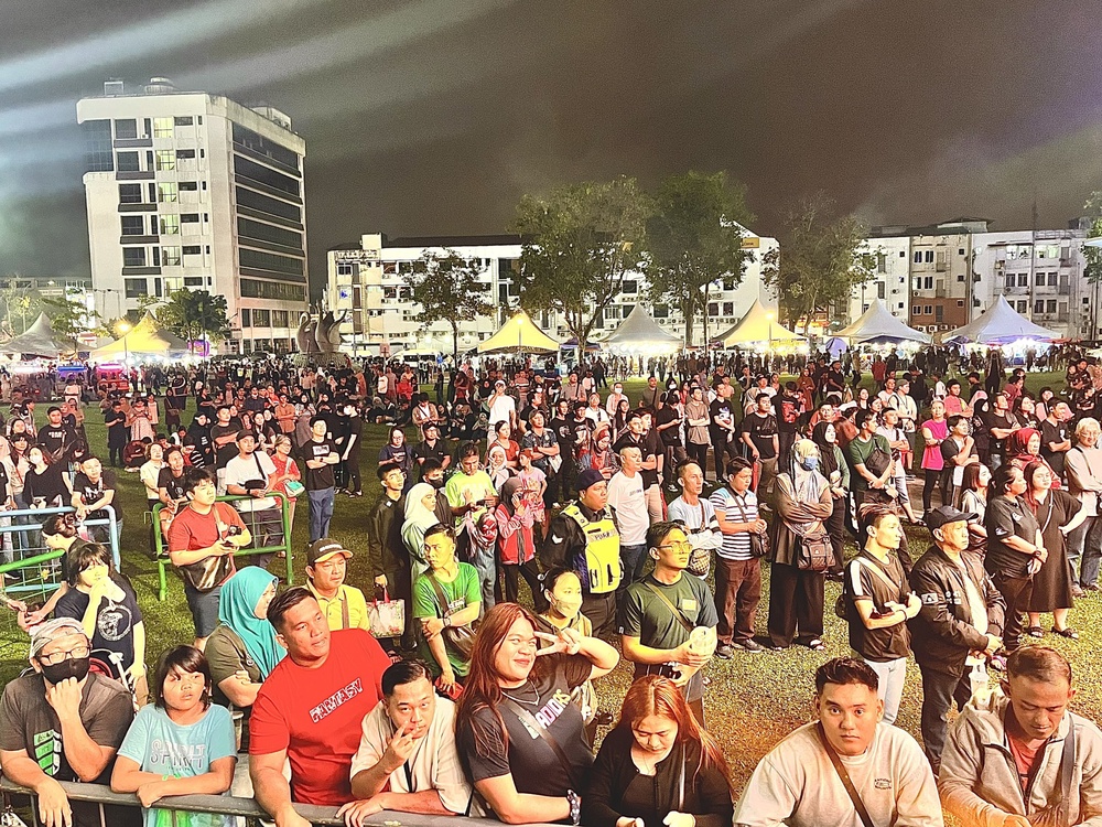 Over 10,000 attend New Year countdown at Sibu Town Square