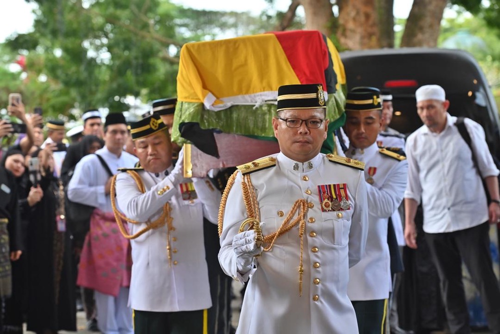 Taib’s remains arrive at Demak Jaya residence